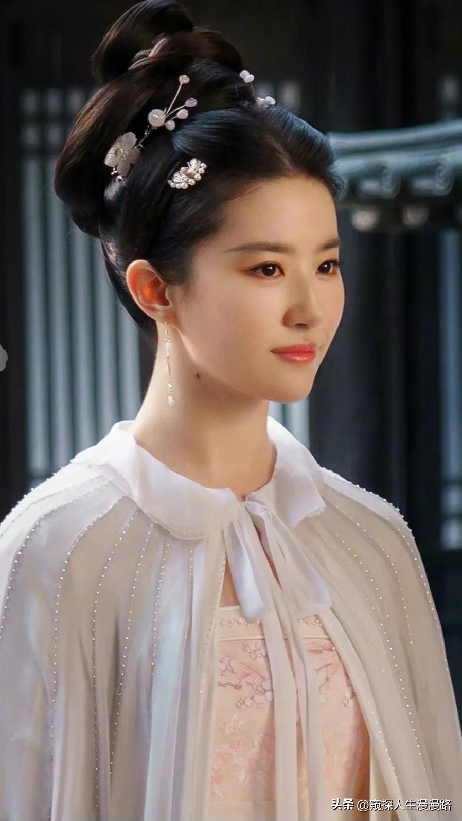 Ziyi wiped off the sweat from Kailei's face, kissed each other's cheeks ...