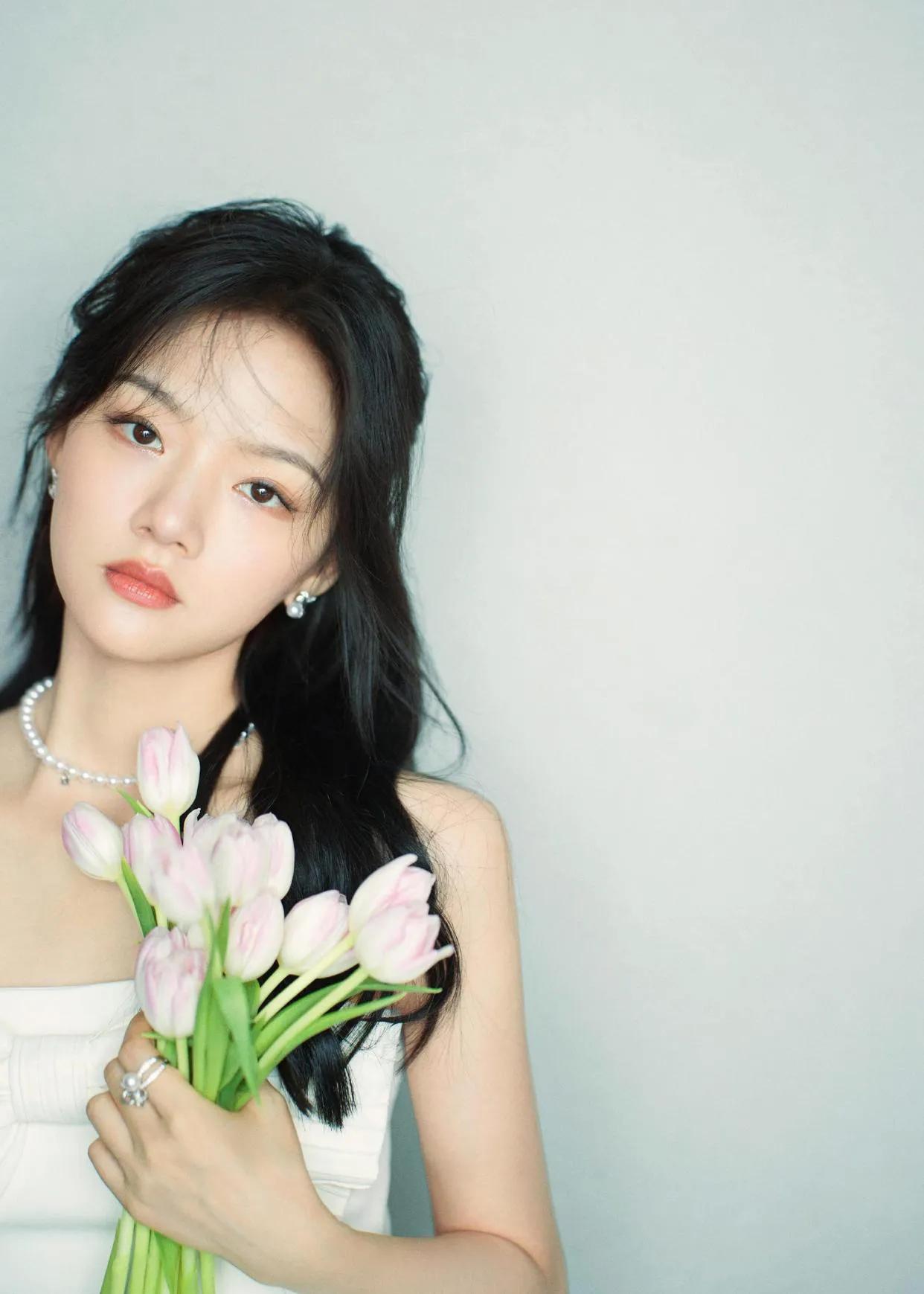 Ren Min's white dress and flowers - iMedia