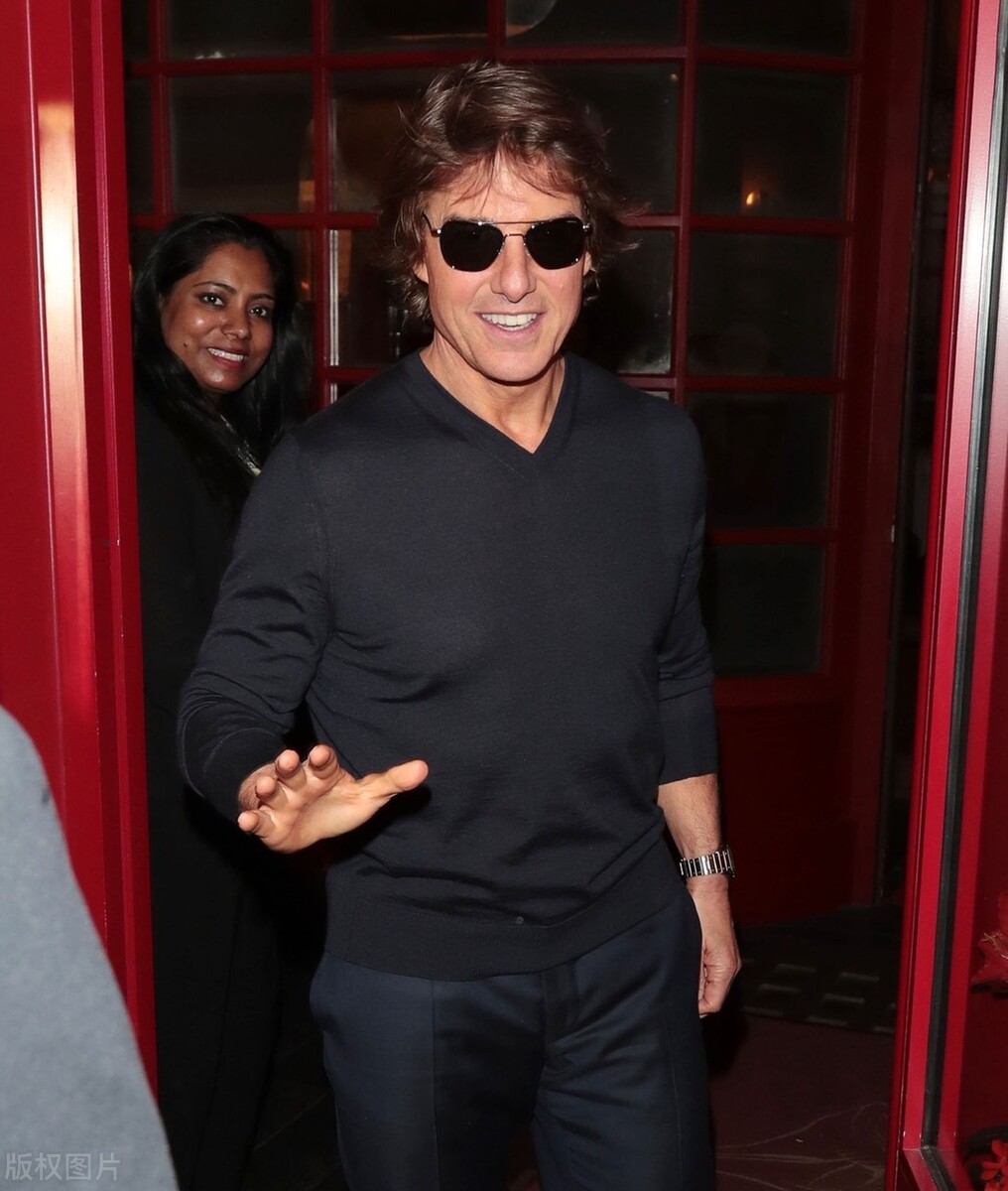 The legendary superstar Tom Cruise went to eat seafood, he walks very ...