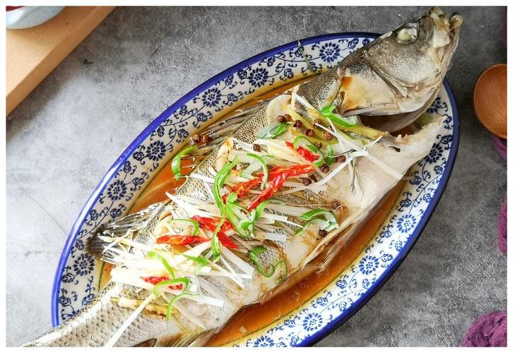 Steamed sea bass, remember not to put salt and cooking wine, teach you ...
