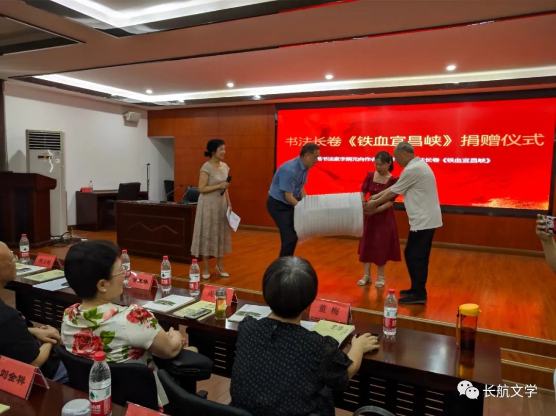 Li Bingyuan donates a long scroll of hard pen calligraphy to Han Yuhong ...
