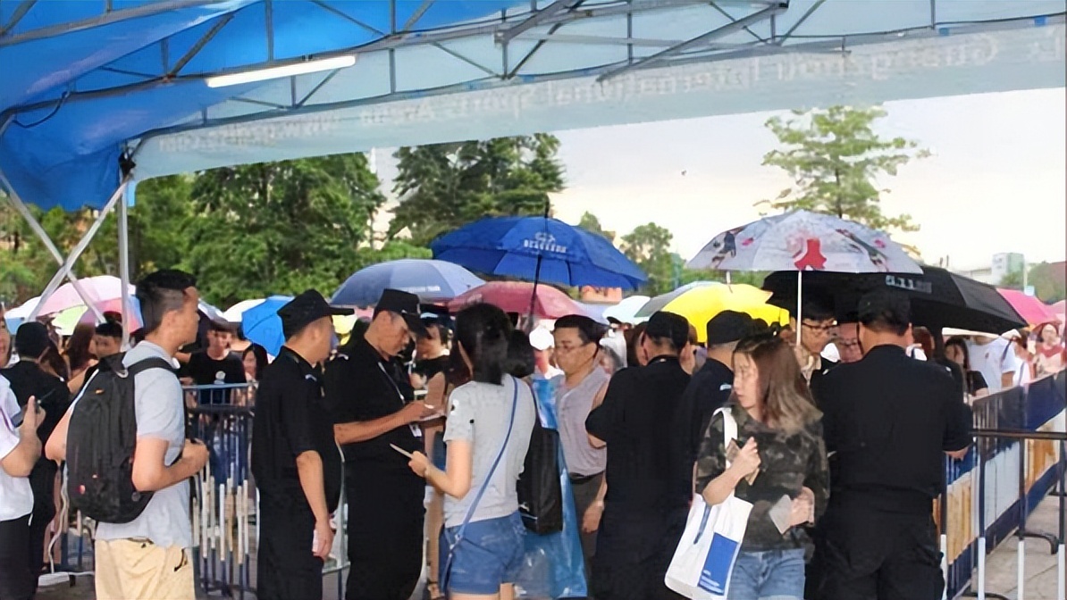 Looking at the ticket sales of Li Ronghao and Jay Chou's concerts, I am ...