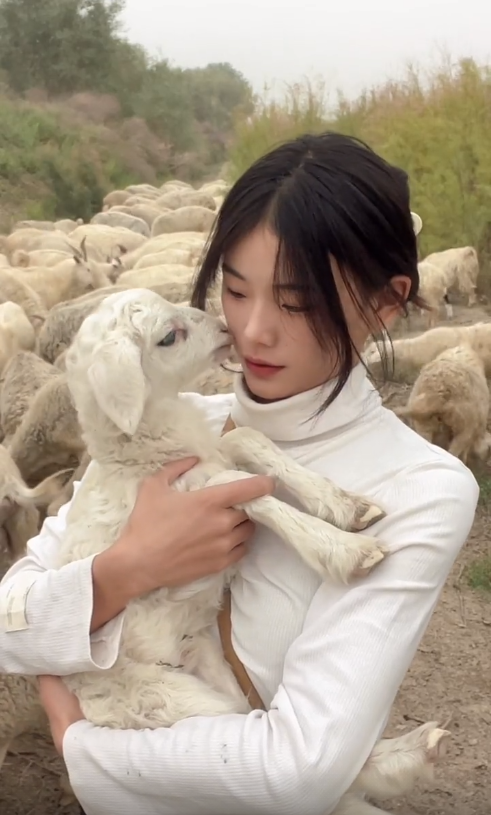 This girl looks gentle, but she can slaughter a sheep in 8 minutes ...