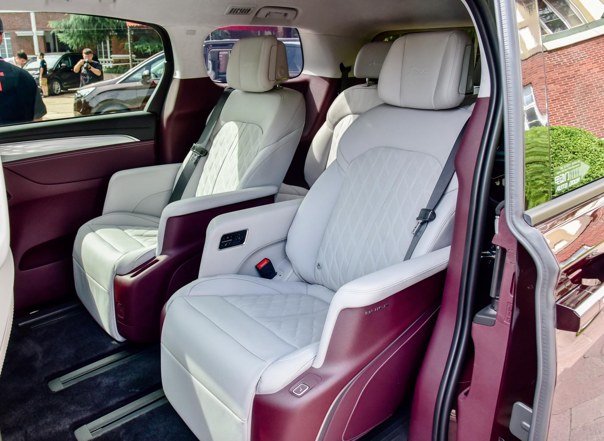 Another "king of business", the car is 5.2 meters long, the second row ...