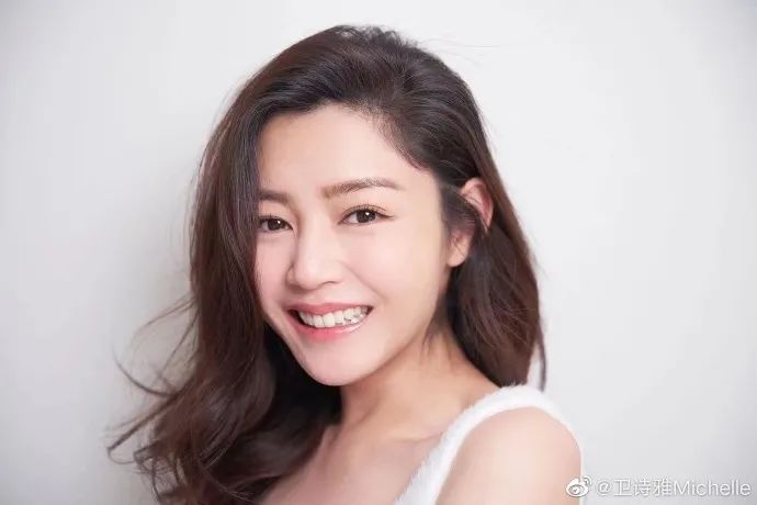 Hong Kong beauty Wei Shiya shows off her fragrant shoulders in a white ...