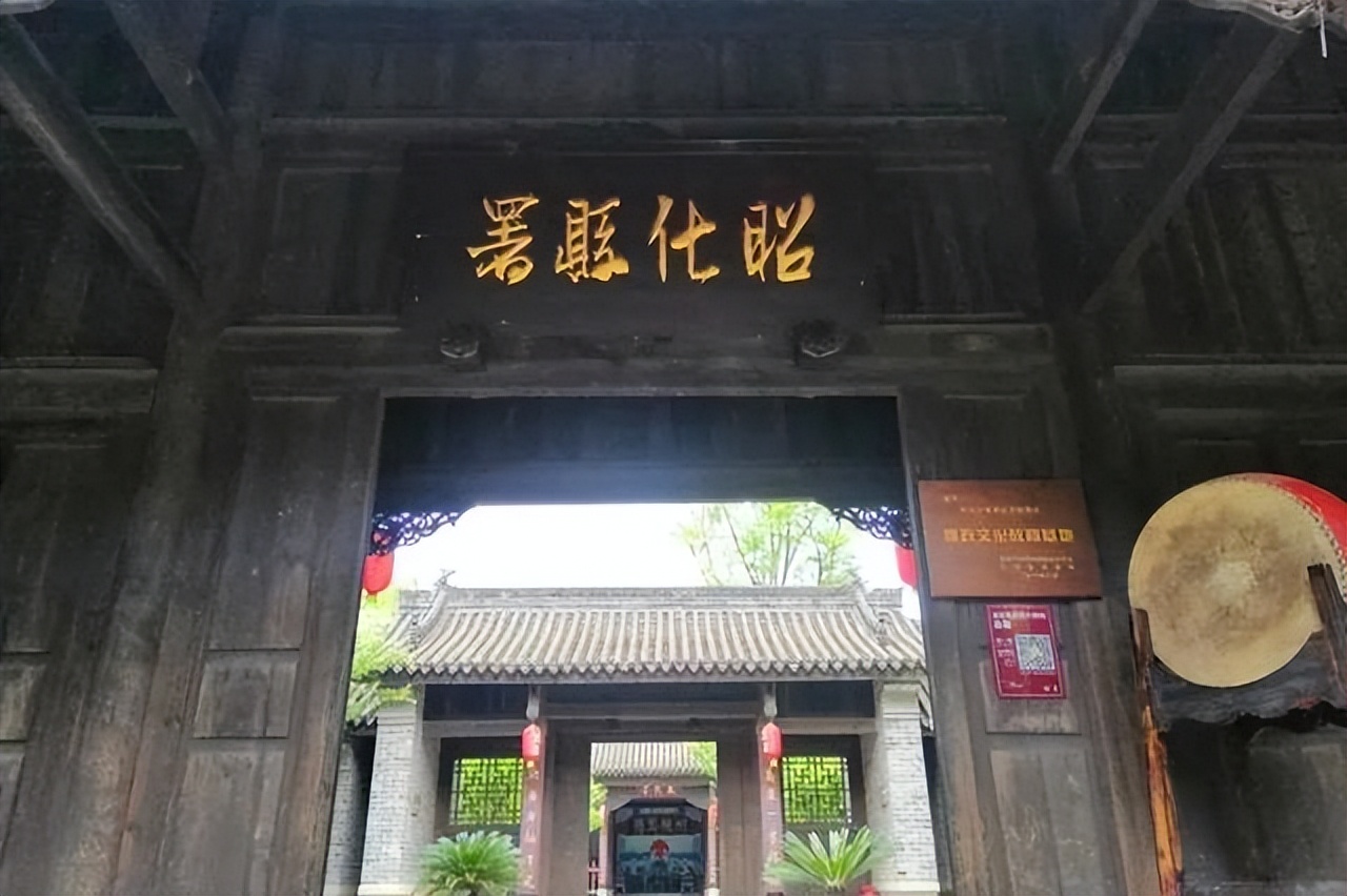 The well-preserved ancient city of the Three Kingdoms, with the natural ...