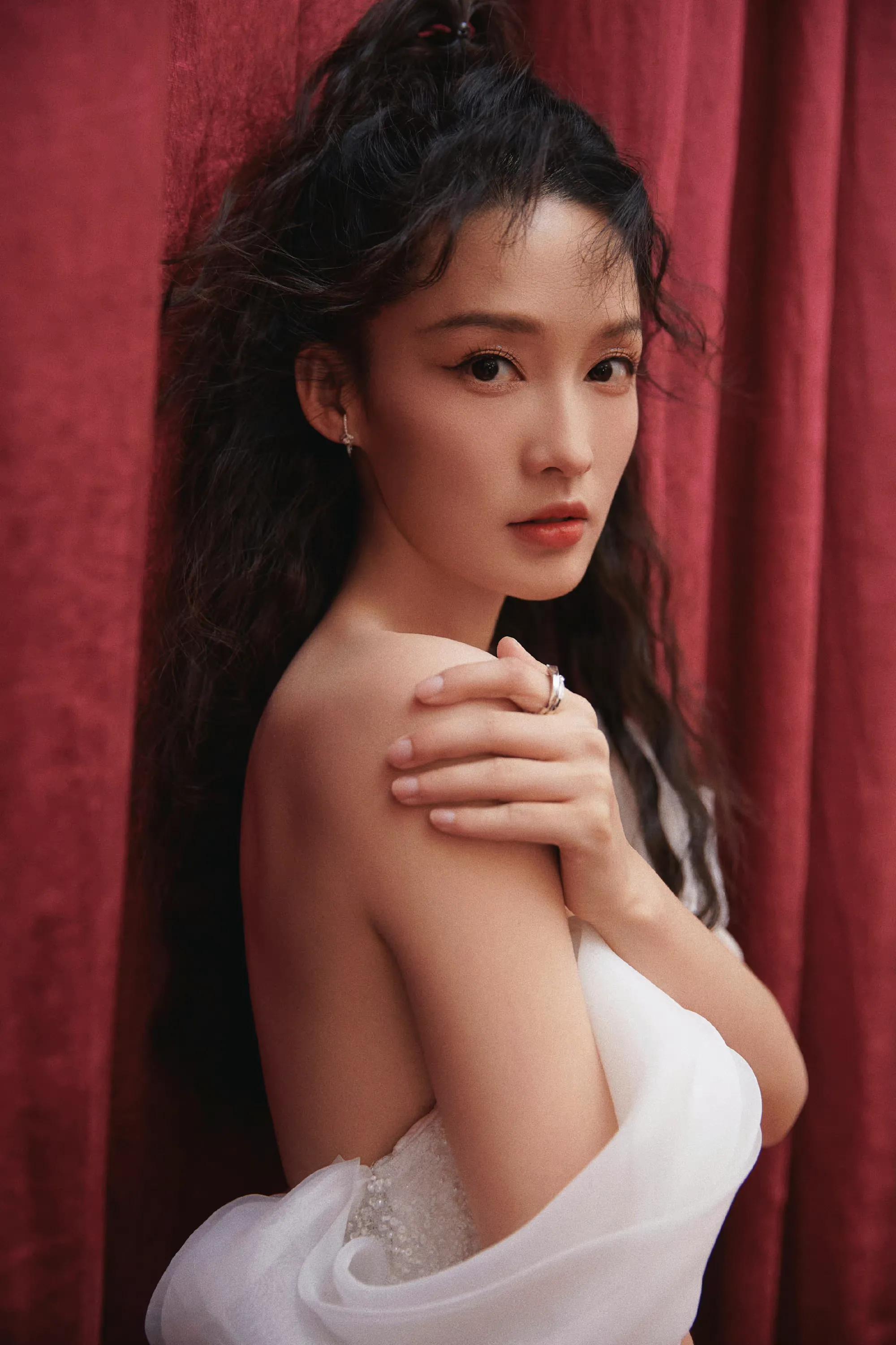 Li Qin beautiful picture - iNEWS