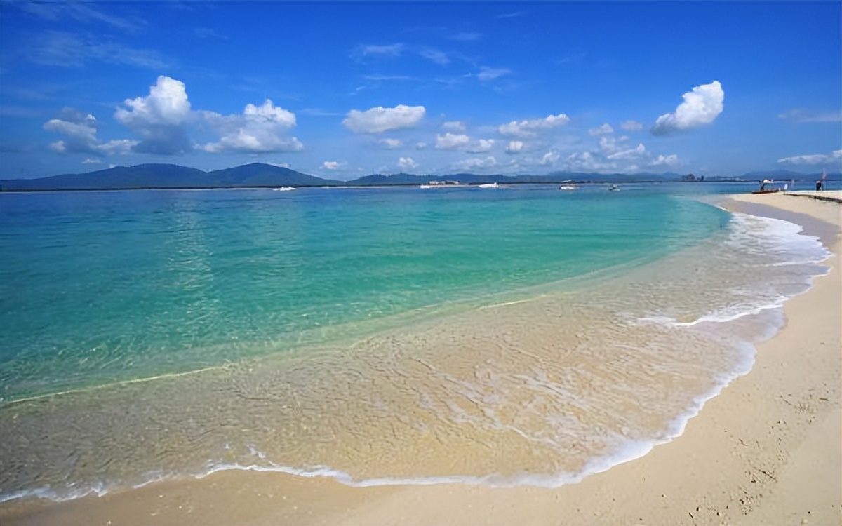 Yang Kang flocks to Sanya, why is Sanya so popular - iNEWS