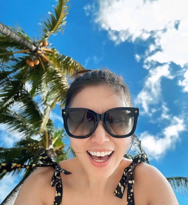 48-year-old Ruby Lin takes a swimsuit selfie, her skin is fair and ...