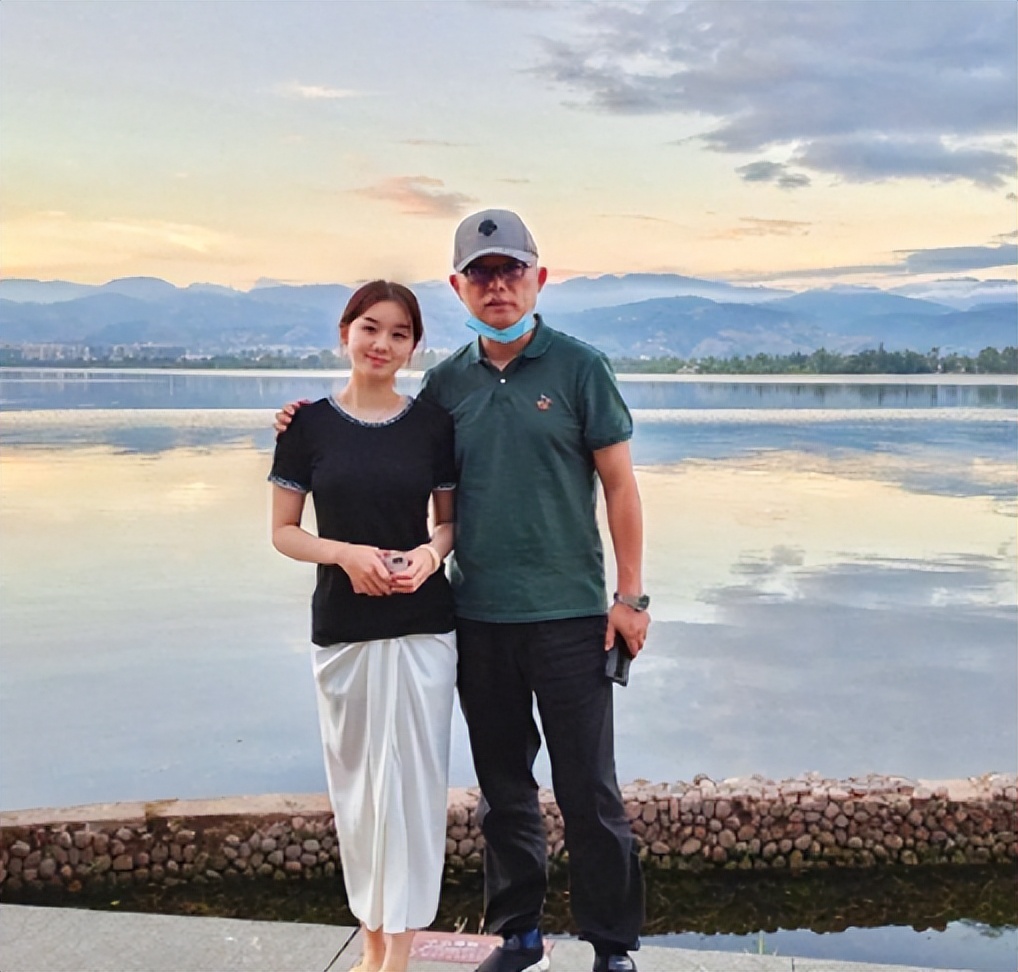 Meng Fei posted a family photo! The wife looks rich and elegant, and ...