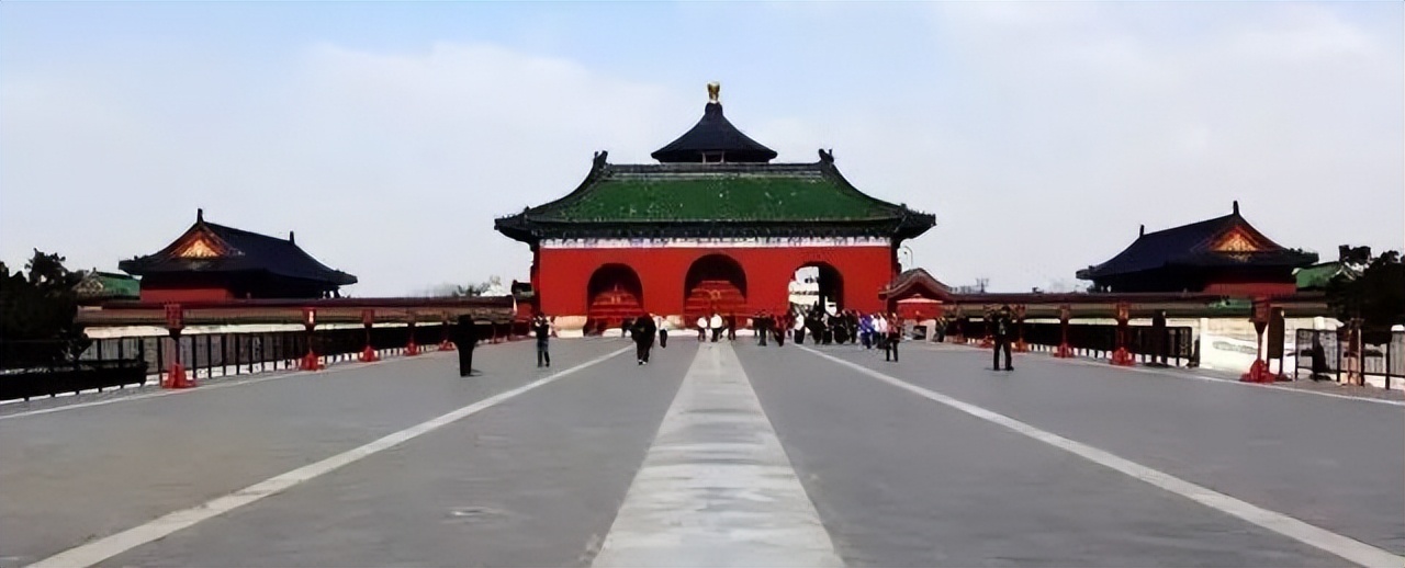 There are three roads on the Danbi Bridge in the Temple of Heaven ...