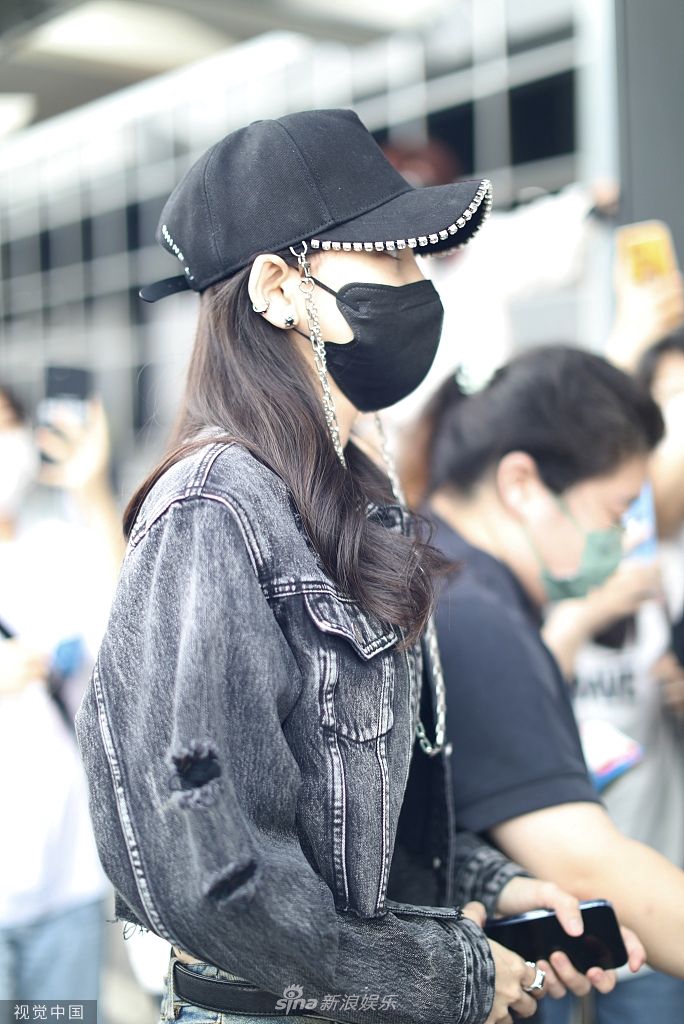 Yu Wenwen wears a waistless denim jacket to show off her good figure ...