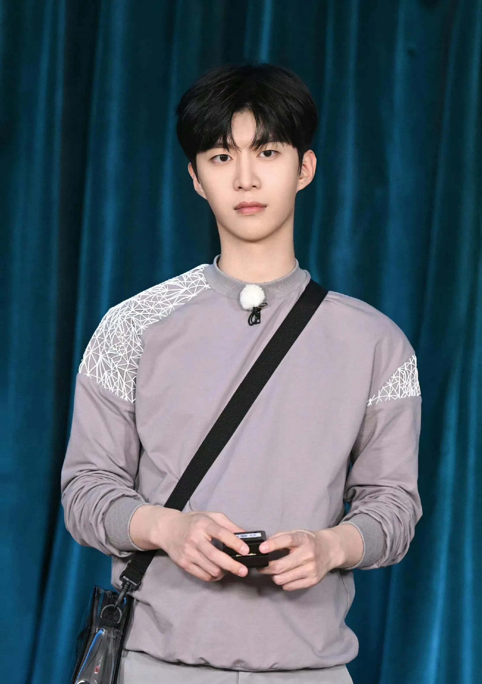 Fan Chengcheng rolled his eyes in the show, curled his lips as if he ...