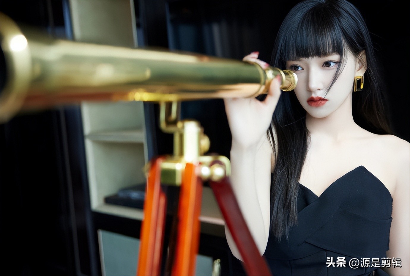 Cheng Xiao's all-black cool look is online - iNEWS