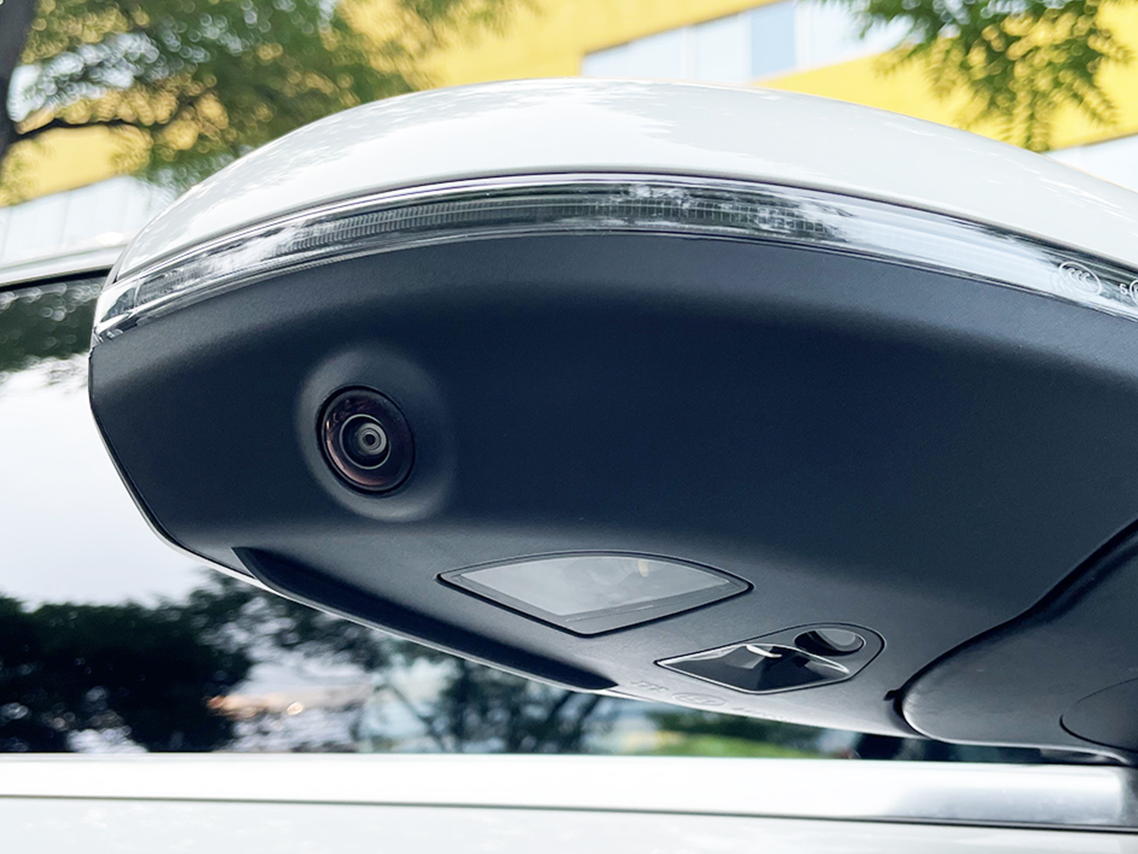 The new Mercedes-Benz C350eL is equipped with the original 360-degree panoramic image to improve ...