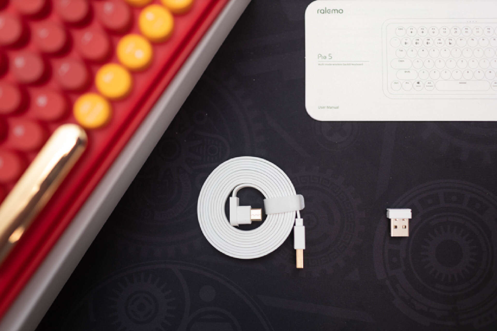 The touch of red blooming on the desktop, Rapoo ralemo Pre 5 multi-mode ...