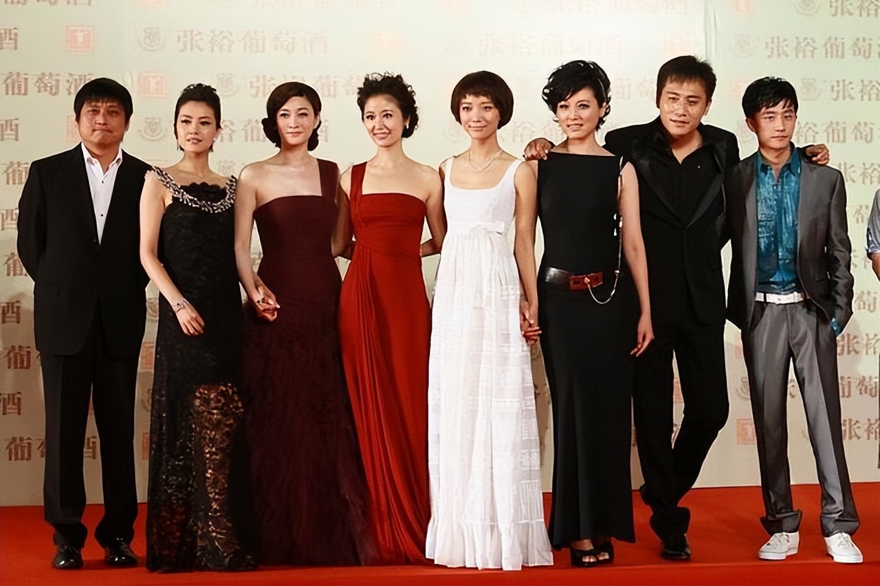 Lin Xinru and Li Xiaoran wore one-shoulder skirts, looking very high ...