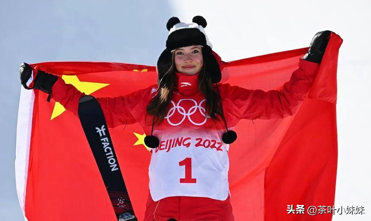 Gu Ailing wears a hollowed-out dress to accept the award, causing ...