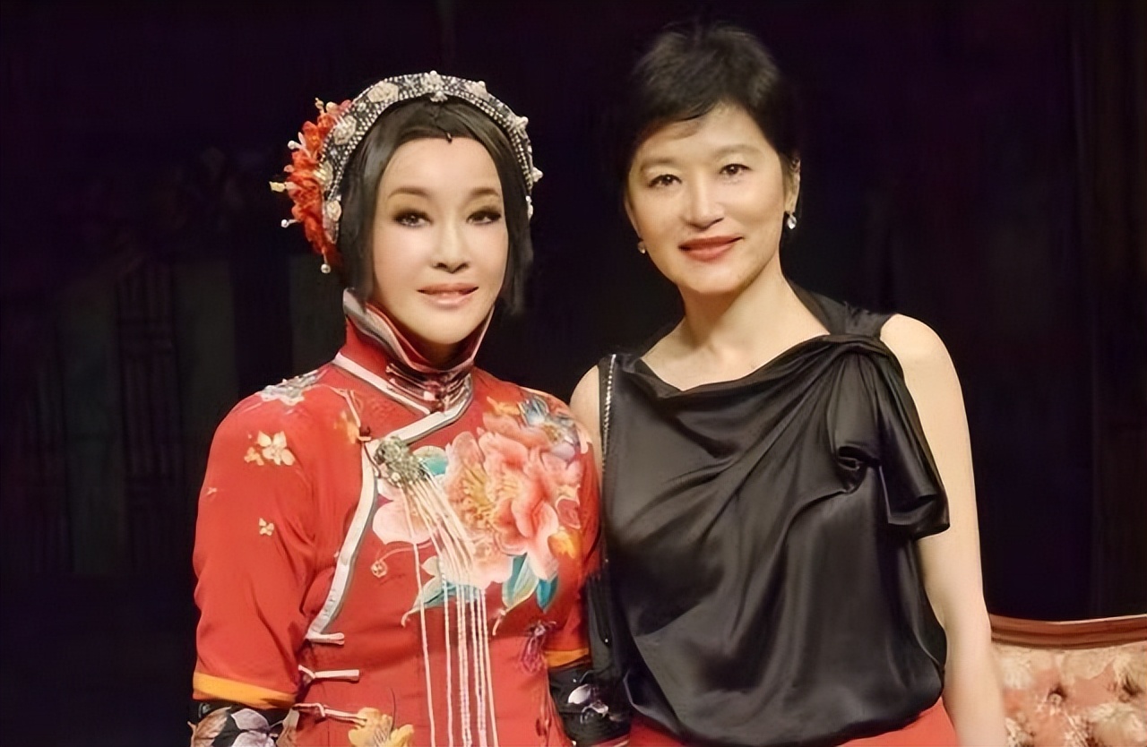 Liu Xiaoqing and Lin Qingxia are in the same frame, one is forced to be ...