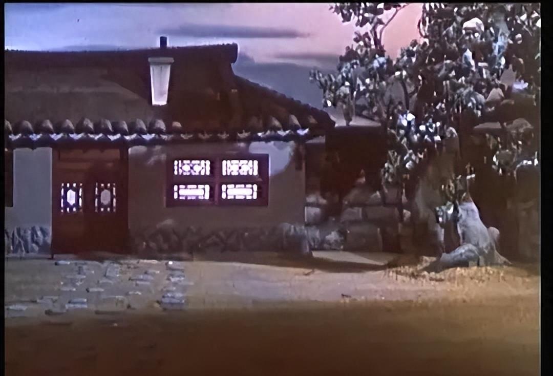 In 1976, I watched my first children's movie "The Rooster Crows in the ...