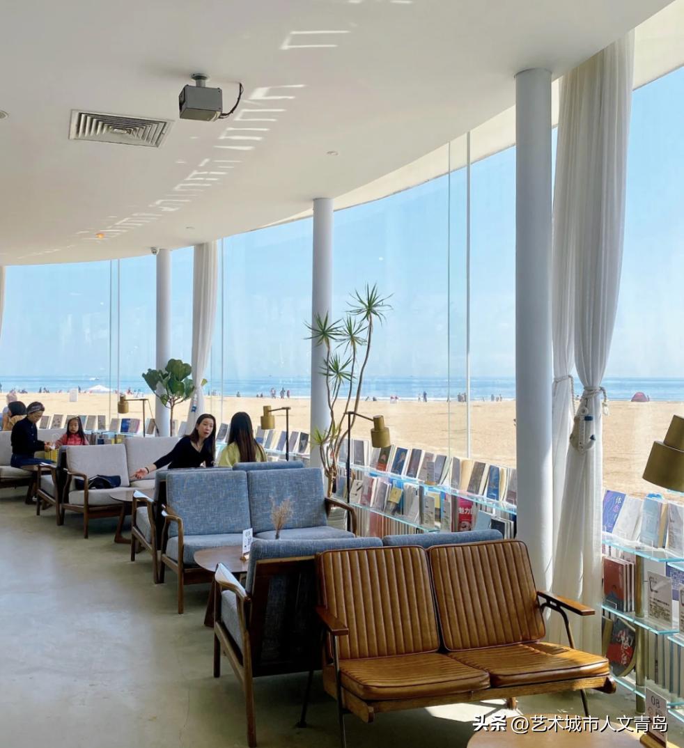 I am in a bookstore, 1000 meters, 550 meters, 50 meters from the sea ...