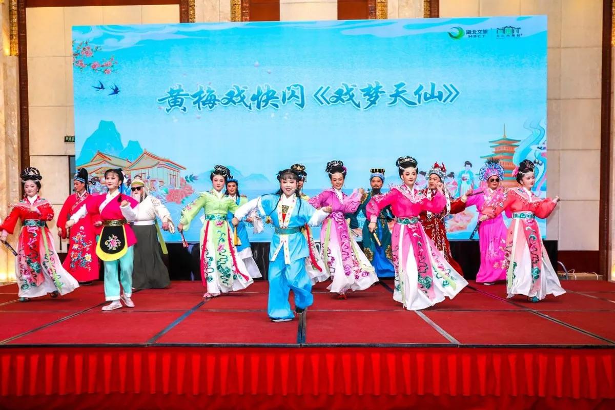 Visit the National AAAA Scenic Spot Huangmei Dongshan Wenmei Village ...