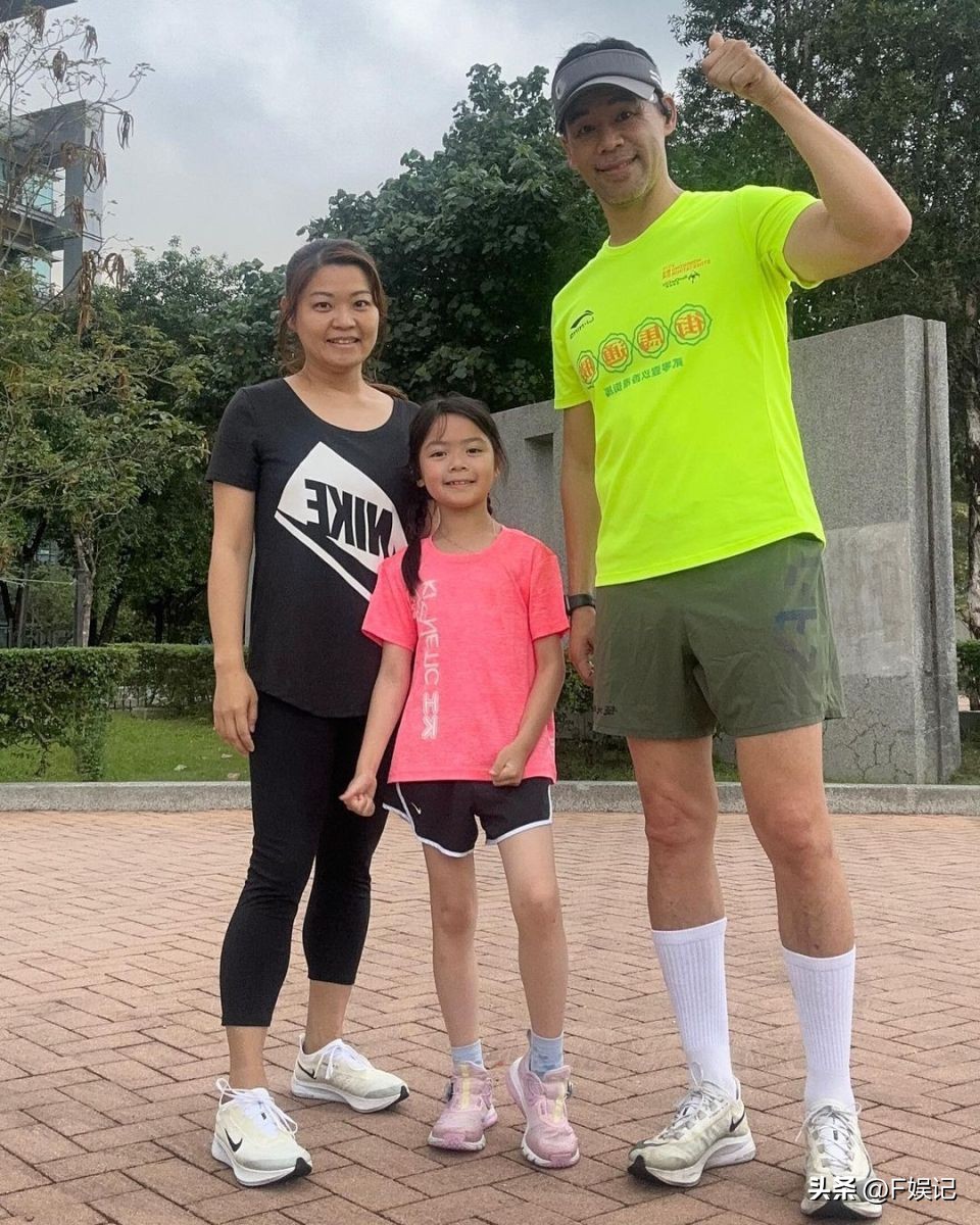 Xu Rong led his wife and daughter to run together and enjoy parent ...