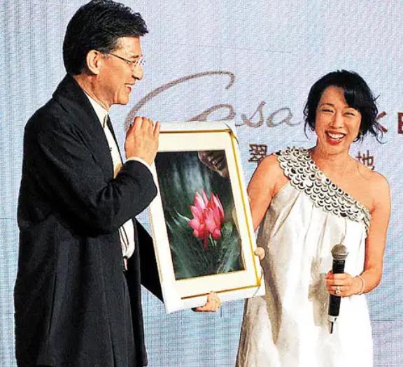 Zhu Lingling reunited with sisters from Hong Kong. She is still young ...