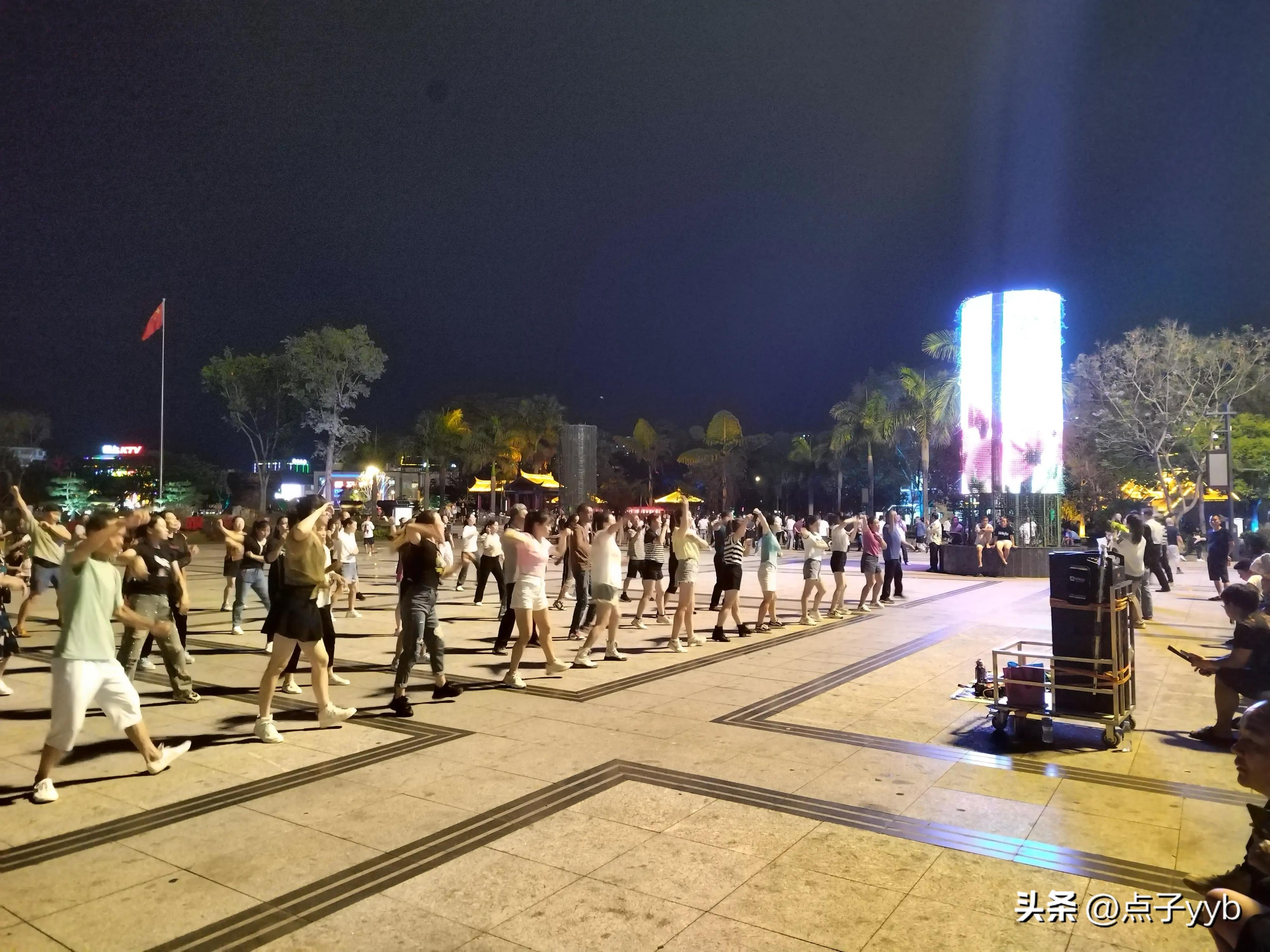 At night, Qihua Square is full of singing and dancing! - iMedia