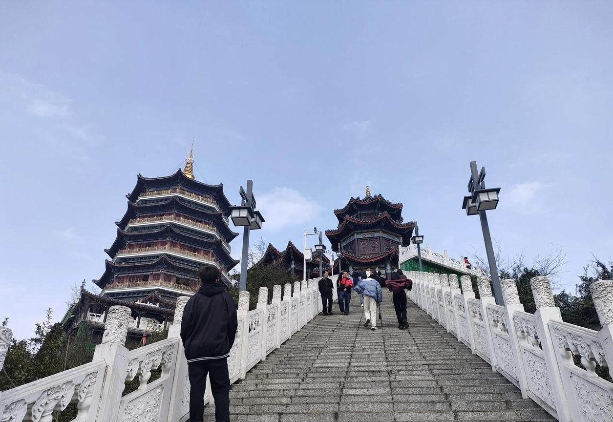 Guiyang Dongshan Mountain Park: Magnificent scenery overlooking modern ...