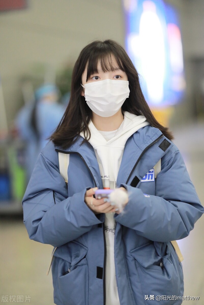 Zhu Linyu appeared at the Chengdu Airport, her makeup looks more ...