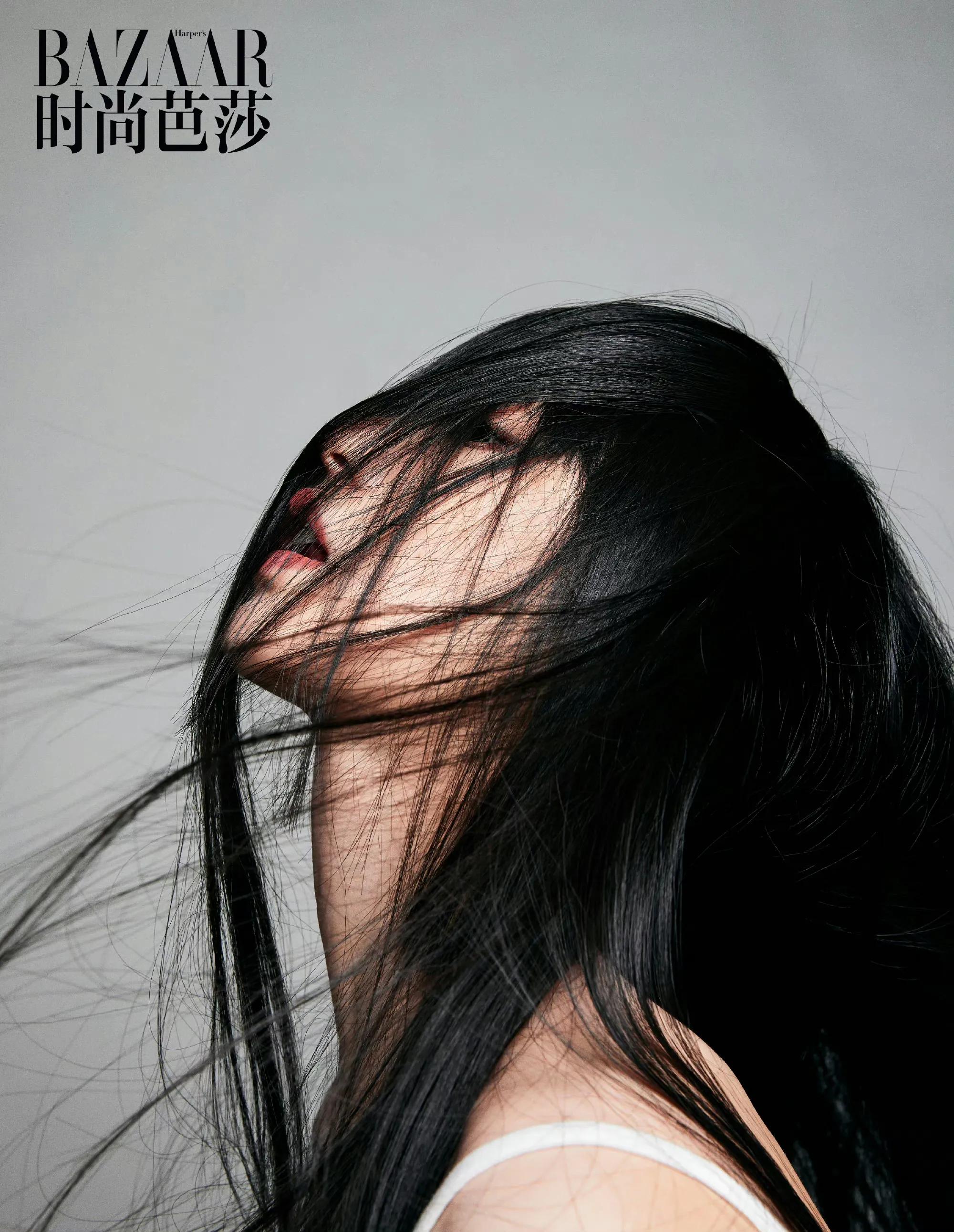 Tian Xiwei's MiNi Bazaar is wearing a pink sequined skirt, she is cute ...