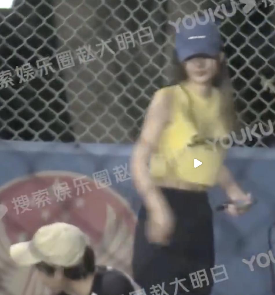 Peng Yuchang and his girlfriend play Frisbee, sweet interaction on the ...