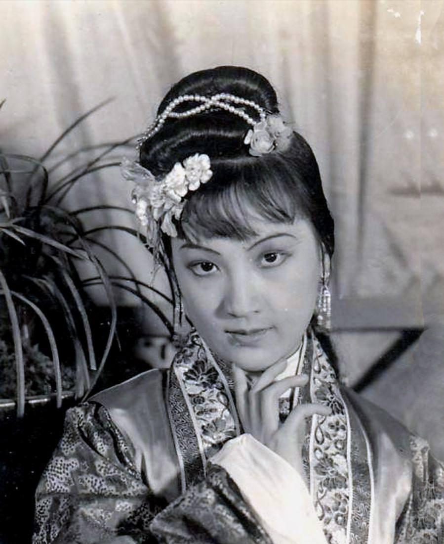 "Queen of Songs" Zhou Xuan: She was abducted and sold by her uncle at ...