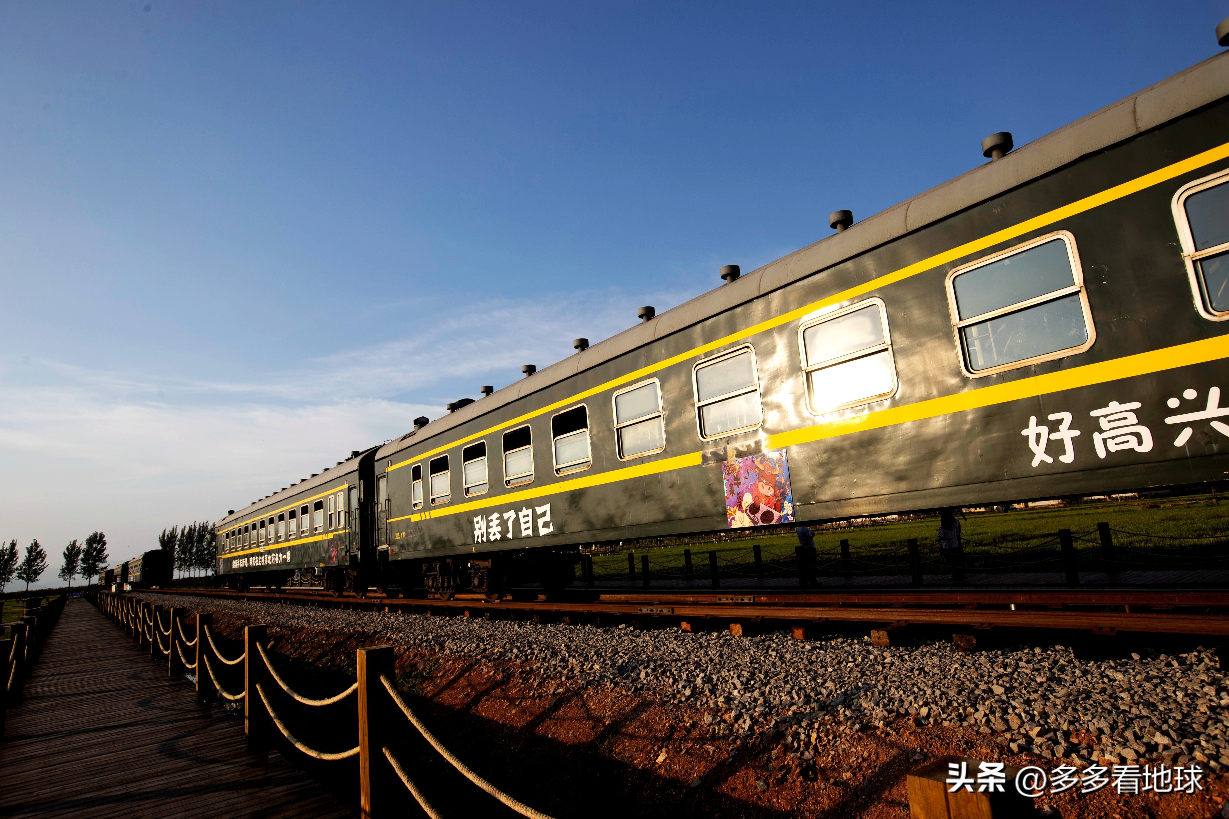 Jinning, Kunming: Green-skinned train enters century-old fishing ...