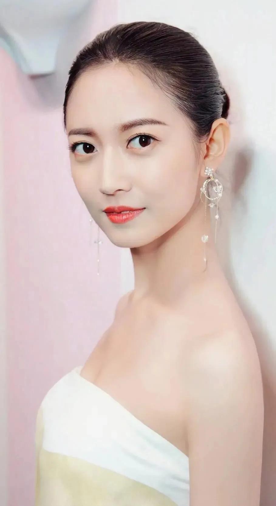 Chen Yuqi's stunning photo - iNEWS