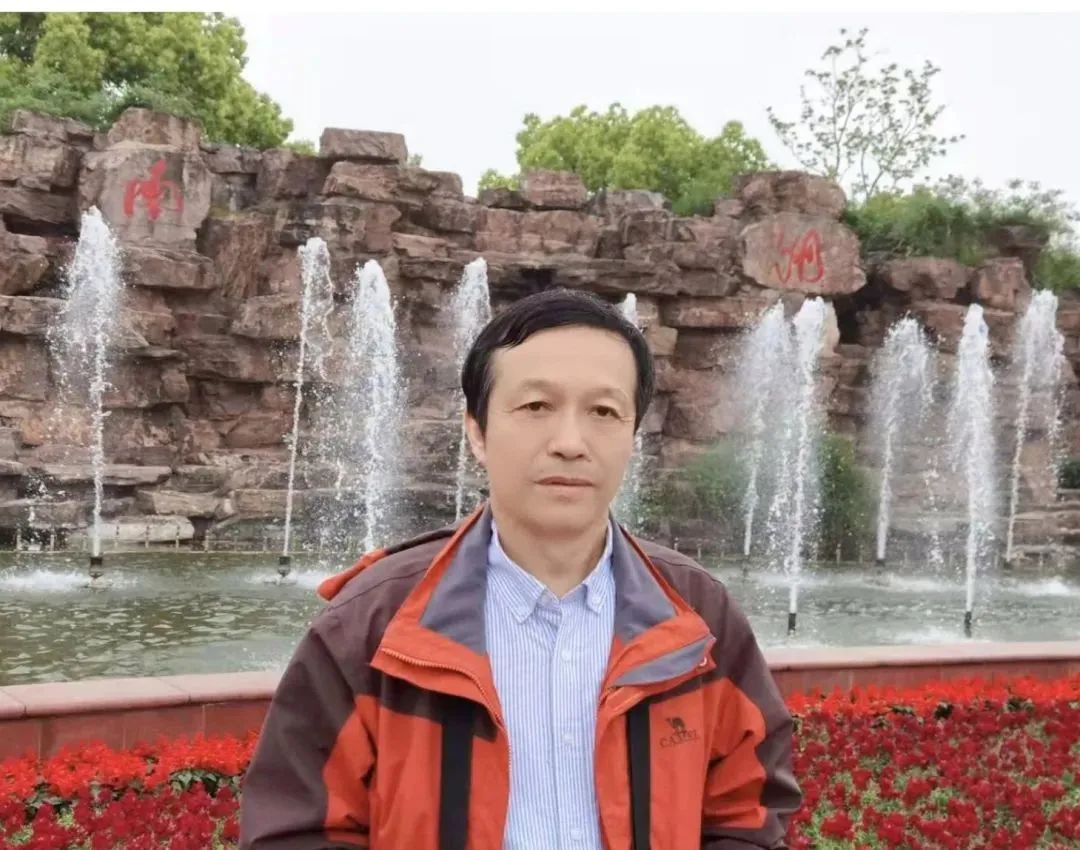 "Hubei Jingmen·Luo Jinhua's Poems" The mountains emerge from beyond the ...