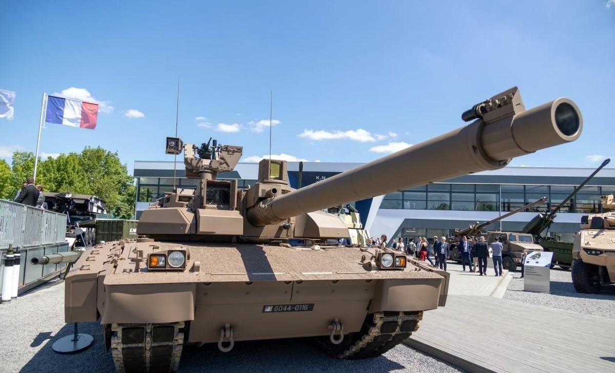 The French Army received two Leclerc XLR tanks with integrated new ...