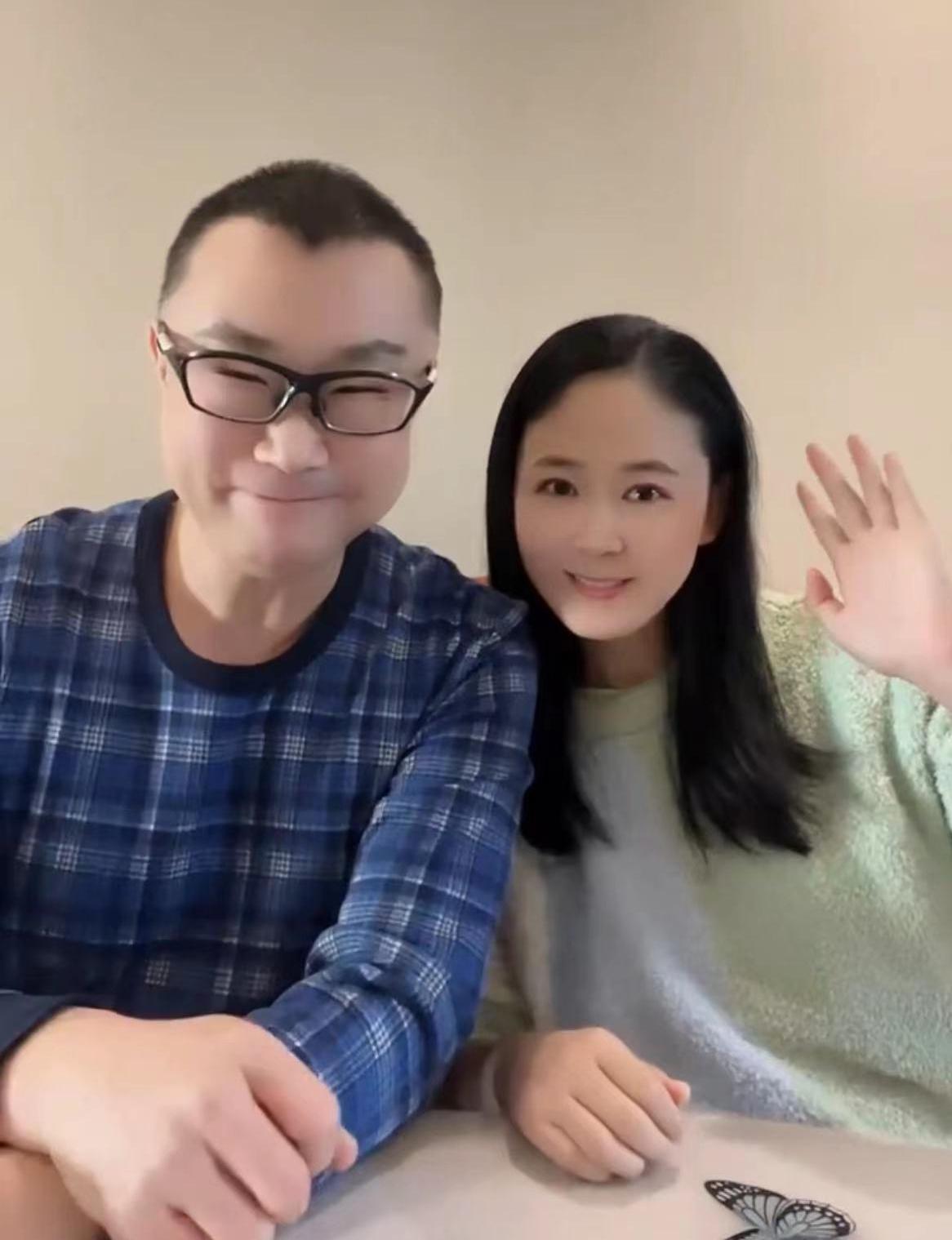 Yin Xiangjie and his beloved wife, who is 16 years younger, show their ...