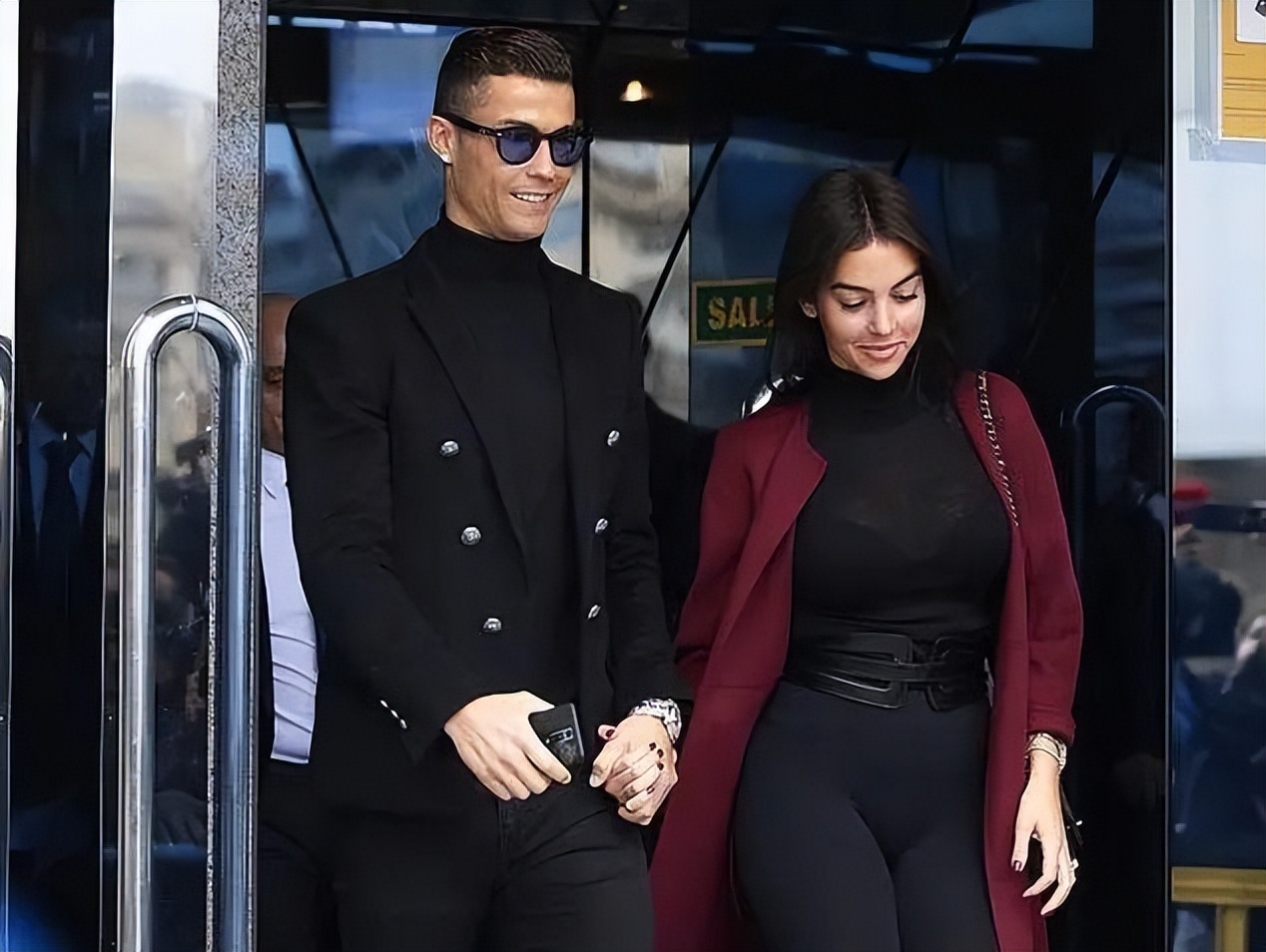 Georgina's first vacation after giving birth, Ronaldo's six-pack abs ...