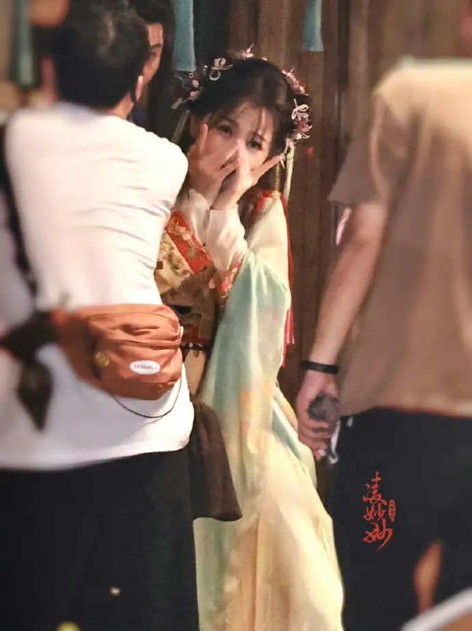 Yu Shuxin looks in ancient costume! Ruan Meng cute pouting mouth watching the script, the new ...