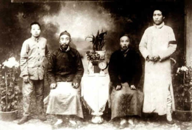 Mao Zedong's father's 50th birthday, he and Mao Zetan accompanied his ...