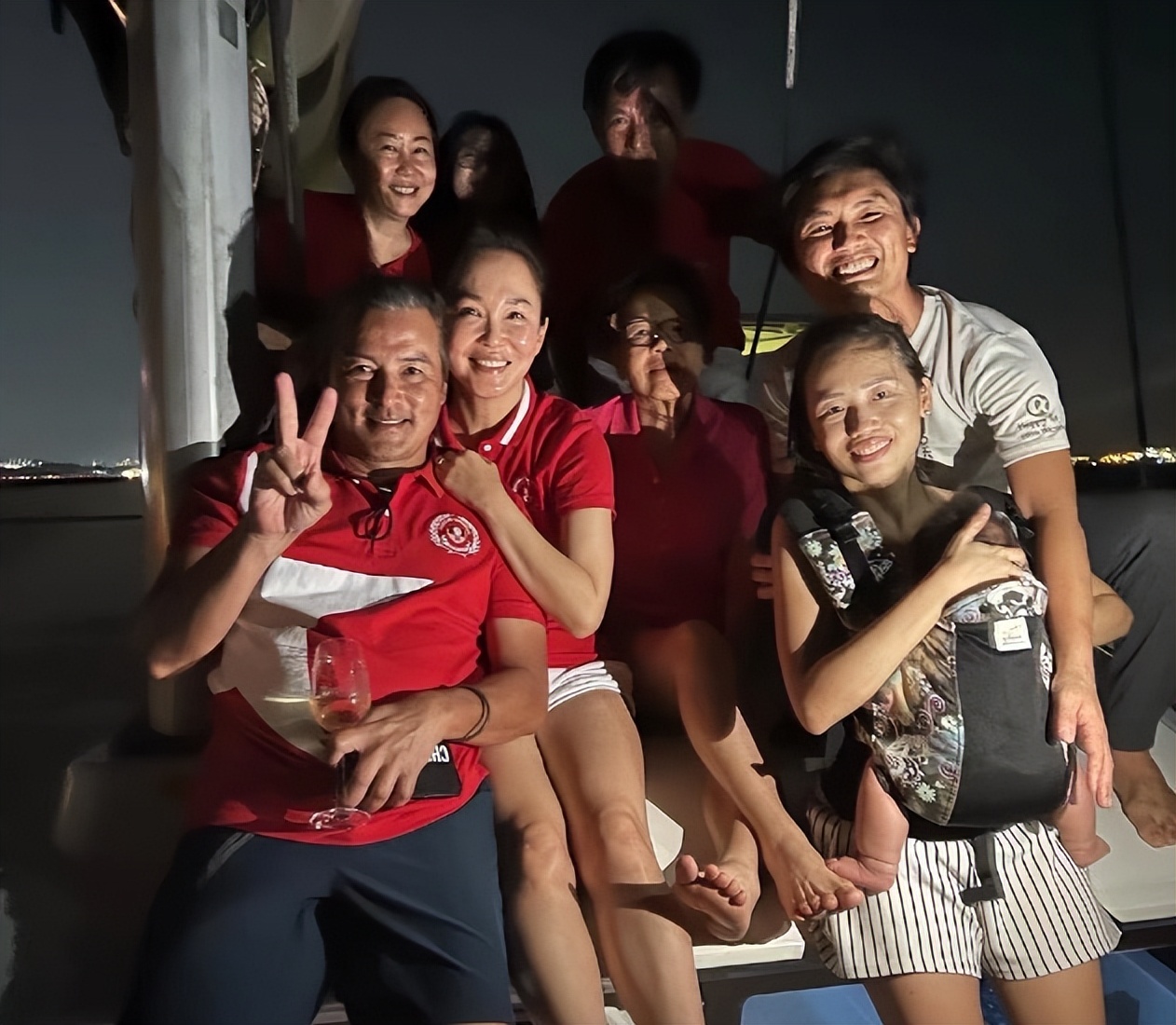 Fan Wenfang celebrates his son's birthday on the yacht!Hug and drink ...