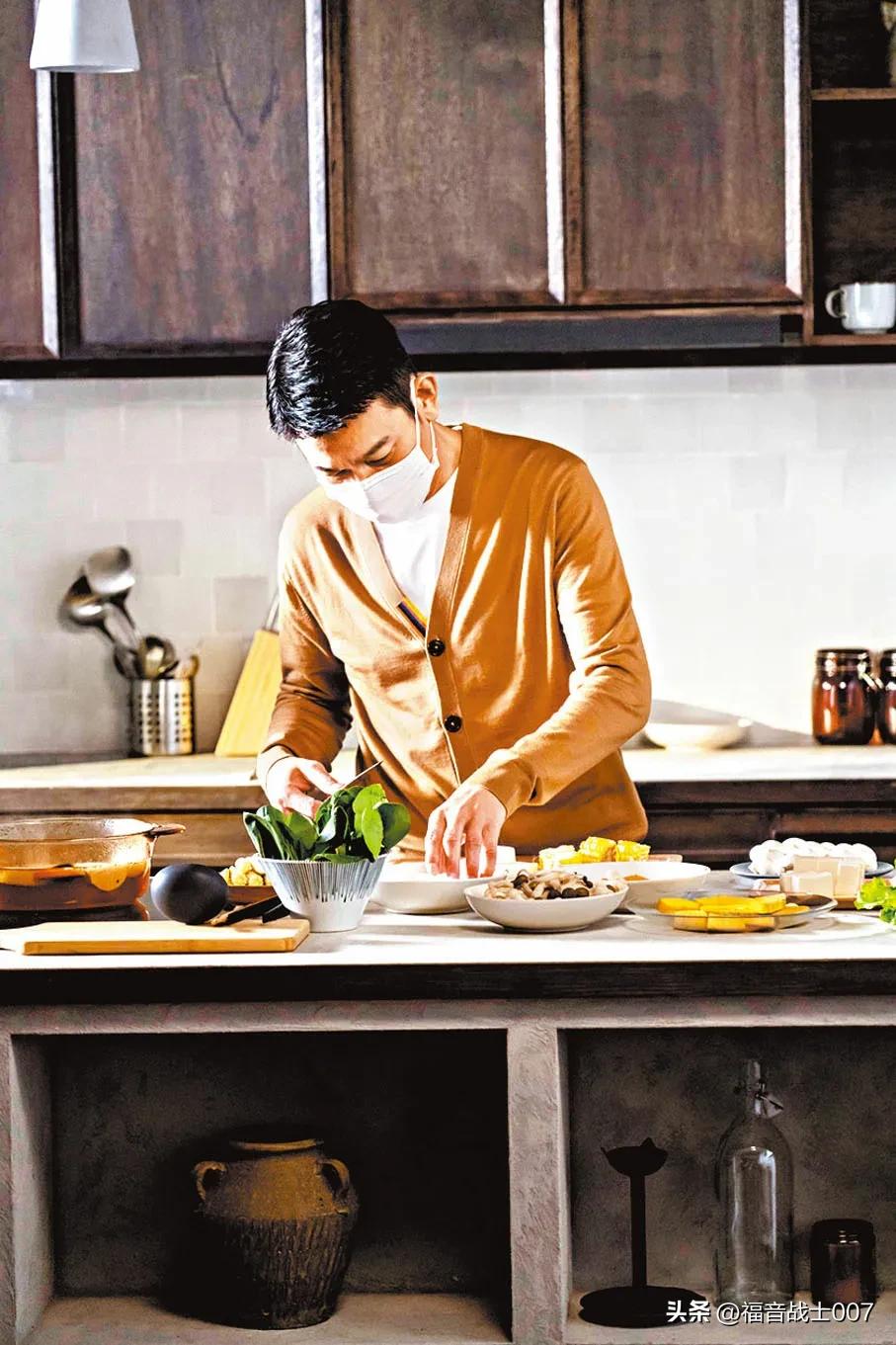Andy Lau and Wu Jing shoot the MV and show their hands in the kitchen ...