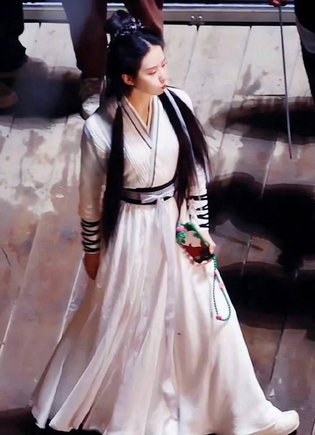 Liu Shishi is charming in white clothes and ancient costumes - iMedia
