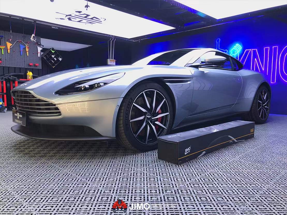Aston Martin assembles polar film invisible car cover - iNEWS