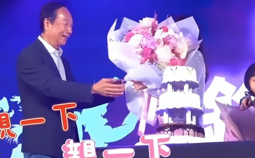 Terry Gou and his wife showed affection, but Zeng Xinying was shy and ...