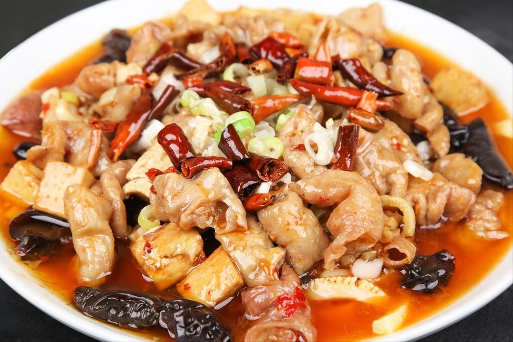 To clean pig intestines, no salt or alkali, just add flour, wash clean ...