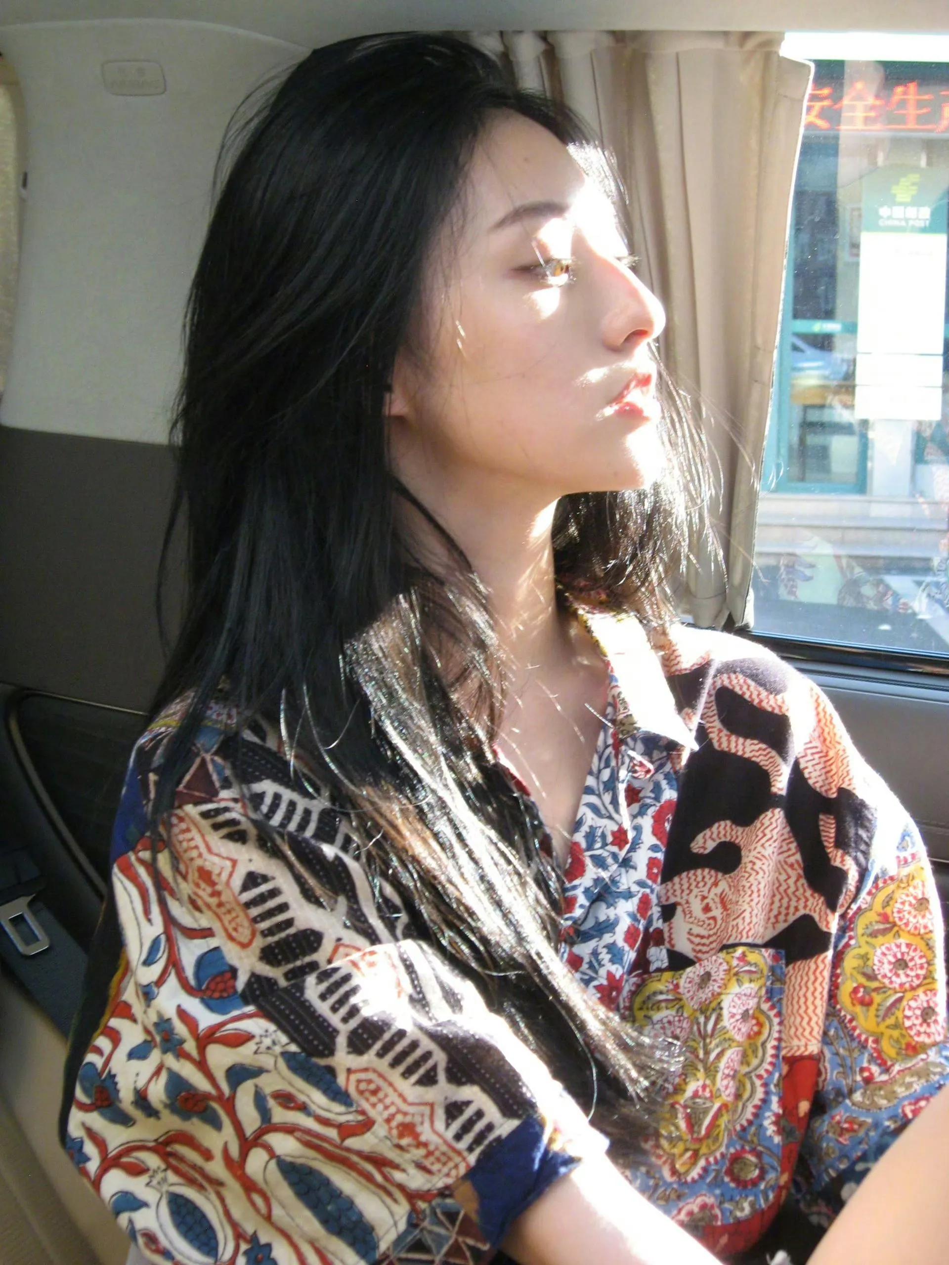 Hu Lianxin has a beautiful atmosphere, a side face favored by the sun ...