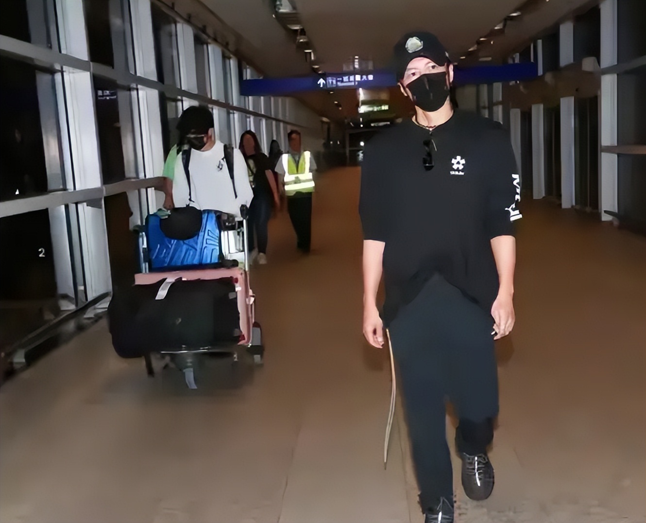 Nicholas Tse returns to Hong Kong with his eldest son. The father and ...